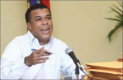 Salaire minimum : Steven Benoit prend la défense des agents de sécurité ...