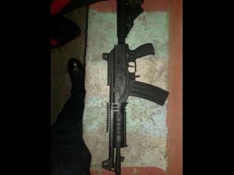 Haiti/Insécurité: Un Galil appartenant à la PNH retrouvé en Jamaïque ...