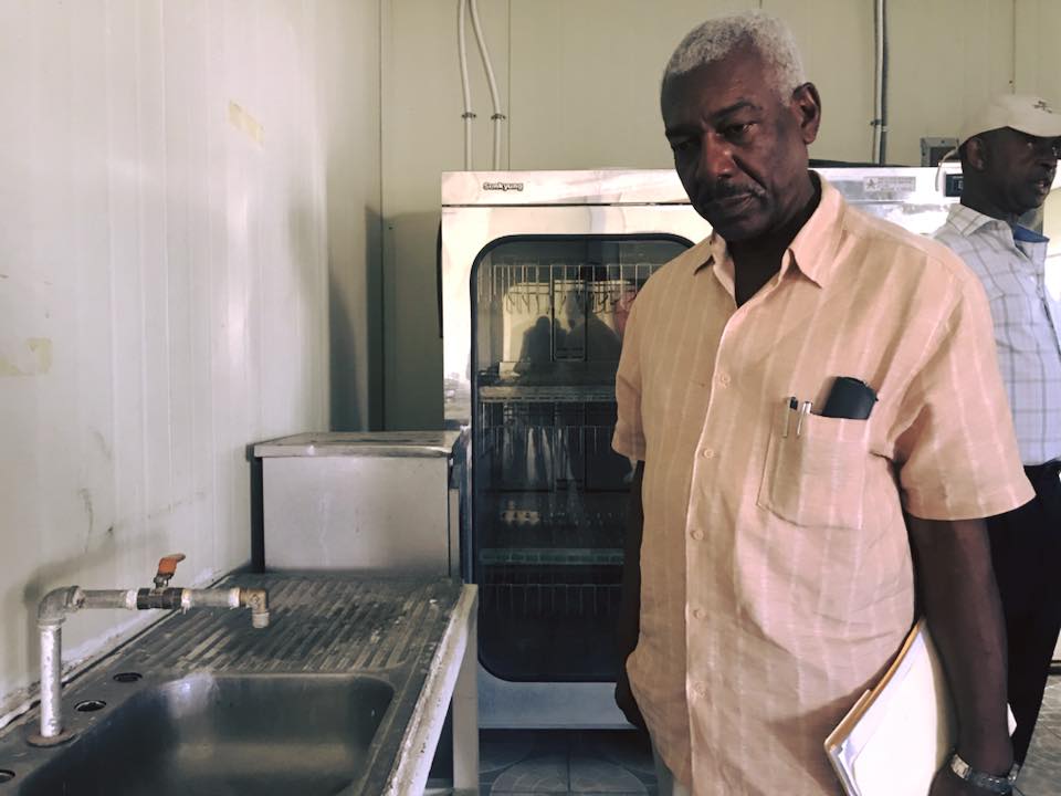 En civil, le général Lessage a inspecté une base de l`armée à Léogane ...