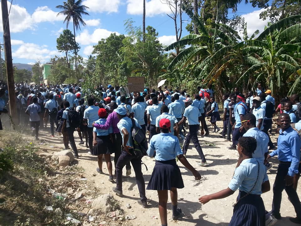 Les bureaux du ministère de l`éducation saccagés par des lycéens en ...