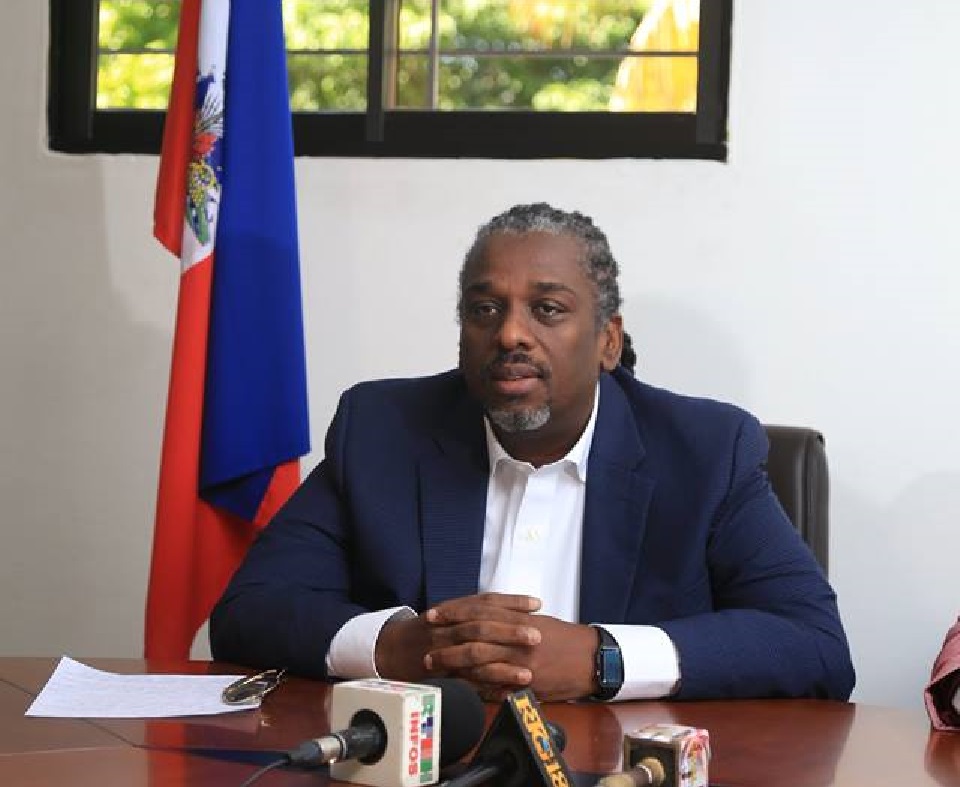 Le DG de facto de la PNH, Leon Charles, lance un avis de recherche à l ...