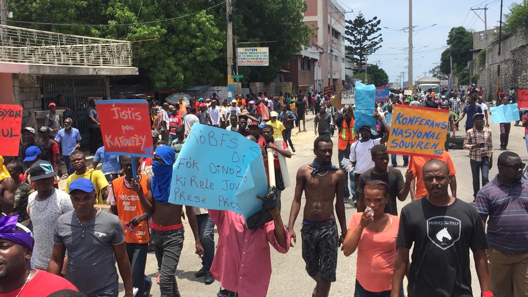 18 mai à Port-au-Prince : des centaines de militants de la FOP crient ...
