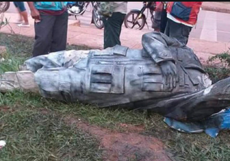 Bolivie : une statue de Hugo Chavez démolie par des manifestants - Rezo Nòdwès