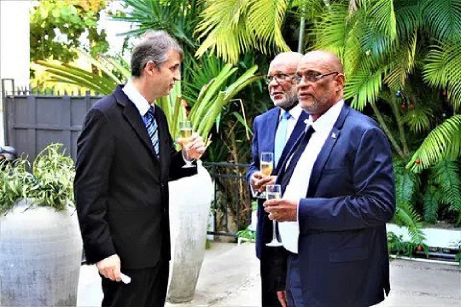 Les soulouqueries d’Ariel : le monarque Henry Nul sable le champagne ...