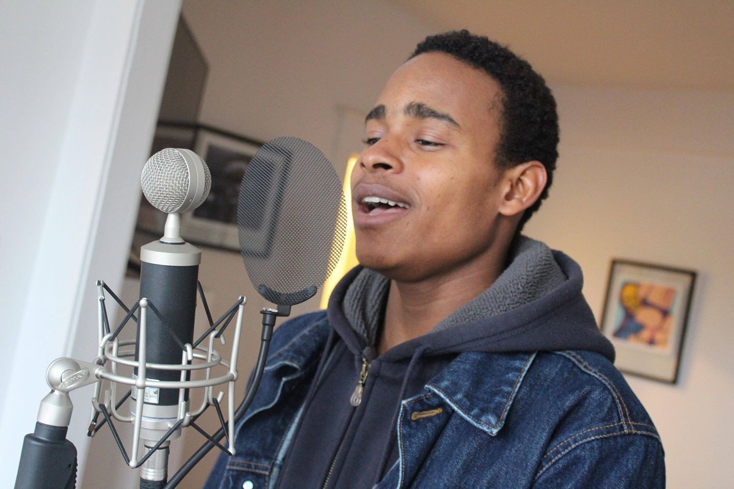 Le célèbre chanteur Corneille se dit fier du charisme et du talent du jeune artiste haïtien Jay ...