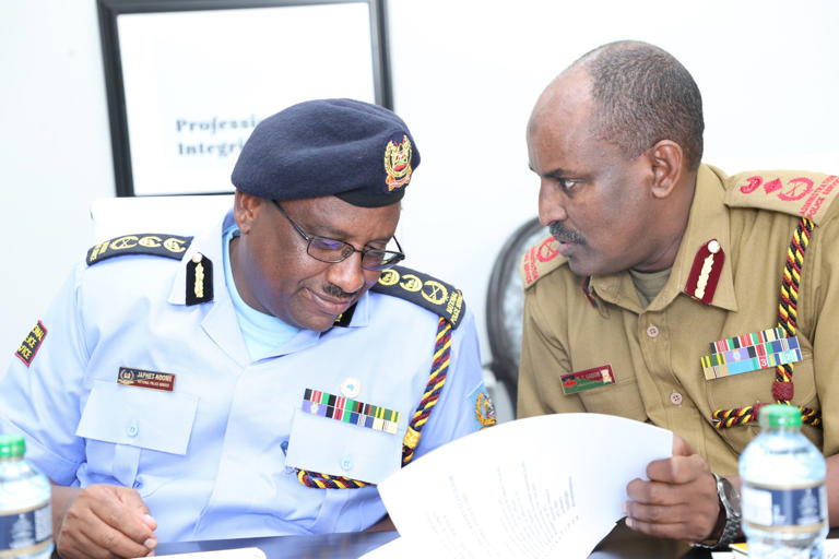 Des salaires et des avantages : Les commandants de la police kenyane en ...